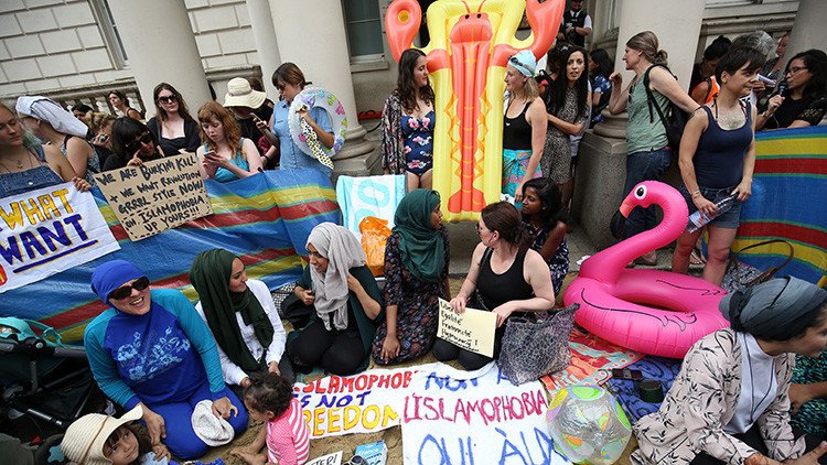 El 'motokini': ¿una forma de protesta contra la prohibición del ...