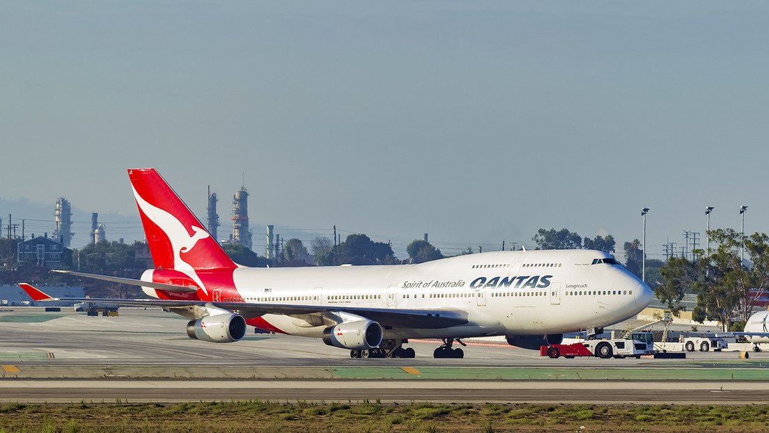 VIDEOS: Evacúan a 271 pasajeros de Qantas Airlines por toboganes de ...