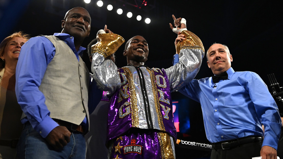 VIDEO: El hijo de Evander Holyfield anota un nocaut frente a su padre y ...