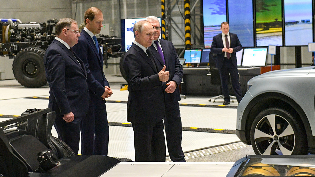 Putin inspecciona el coche eléctrico Neva producido por el fabricante ...