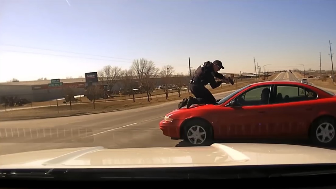 VIDEO: Un policía se sube al capó de un automóvil que intentaba ...