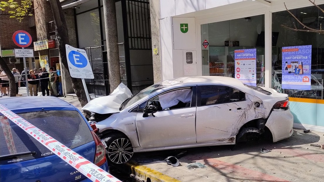 Un hombre perdió el control de su auto y atropelló a más de 30 personas ...