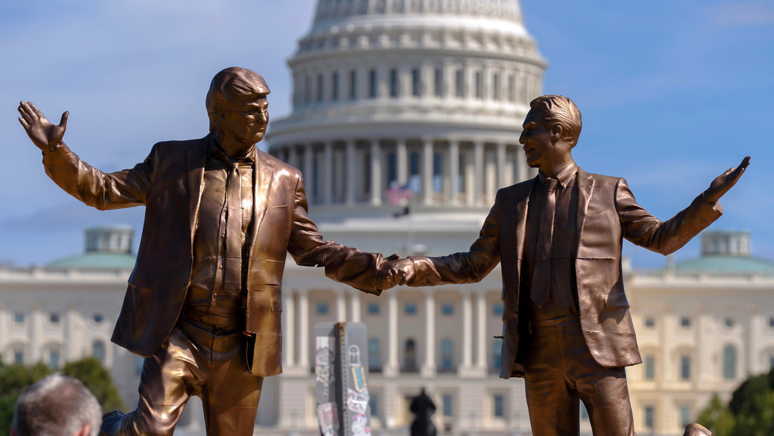 Revelan nuevas FOTOS grupales de Trump junto a Epstein - RT