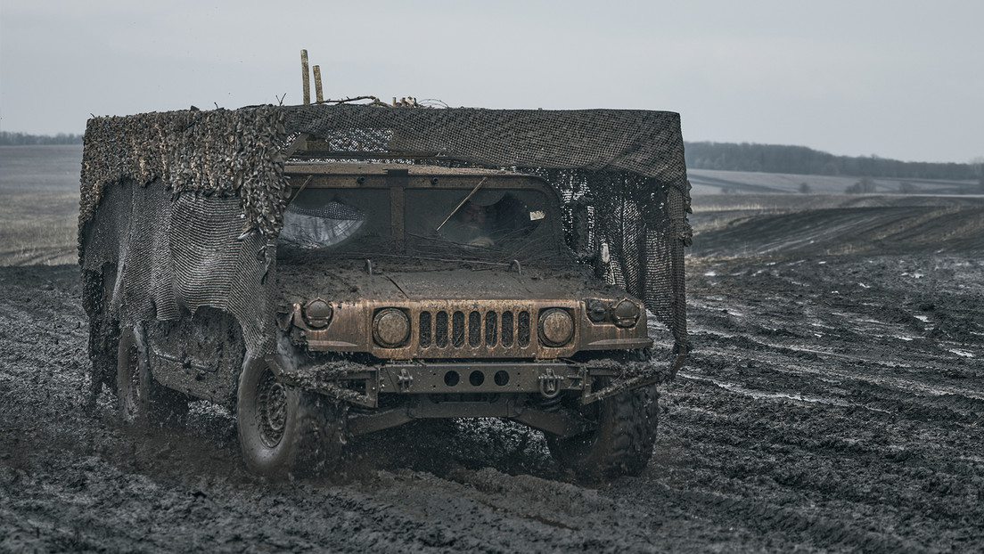Militares rusos se hacen con el control de un blindado Humvee y lo usan ...