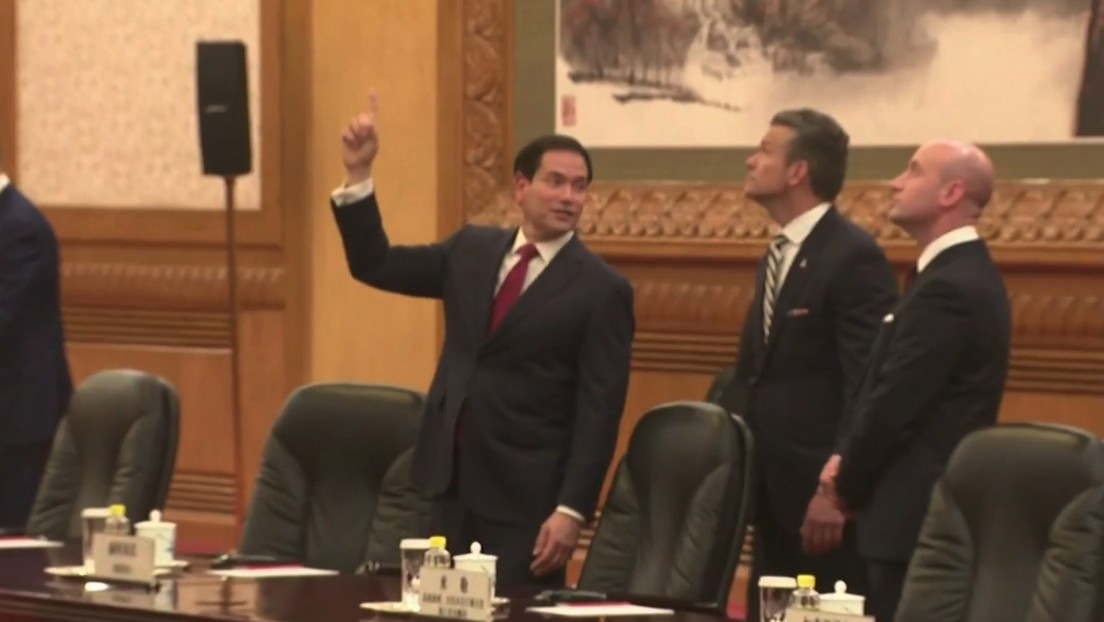 Marco Rubio parece impresionado por una parte de la sala negociaciones ...